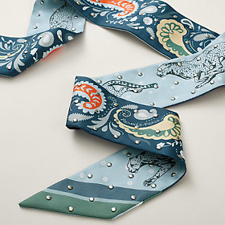 Twilly 《チーター・バンダナ》 | Hermès - エルメス-公式サイト Twilly 《チーター・バンダナ》 | Hermès - エルメス-公式サイト